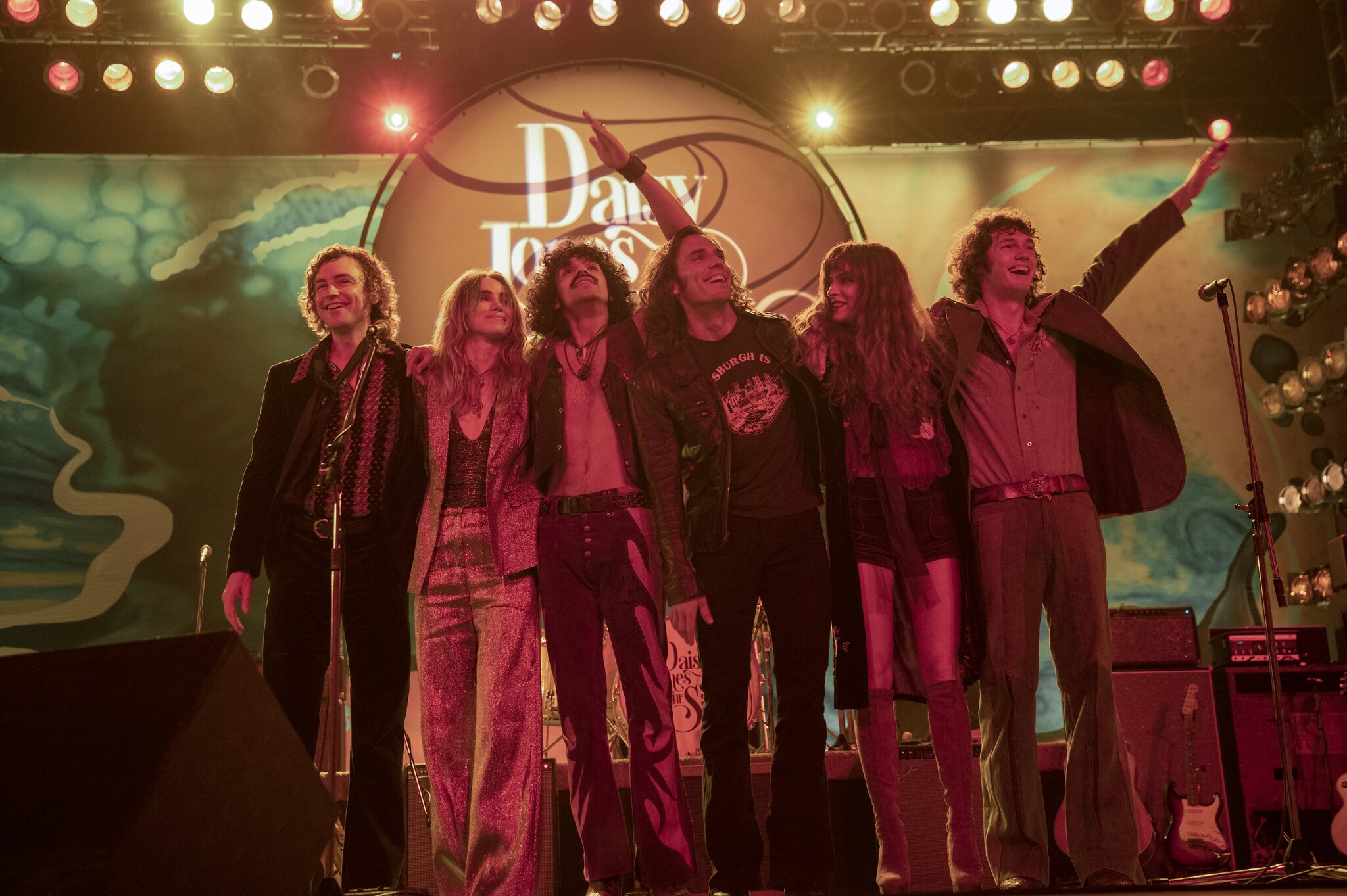 "Daisy Jones & The Six": Start der neuen Amazon-Serie mit Riley Keough ...